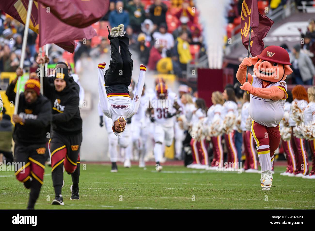 Landover, MD, USA. 07th Jan, 2024. Washington Commanders take the field ...