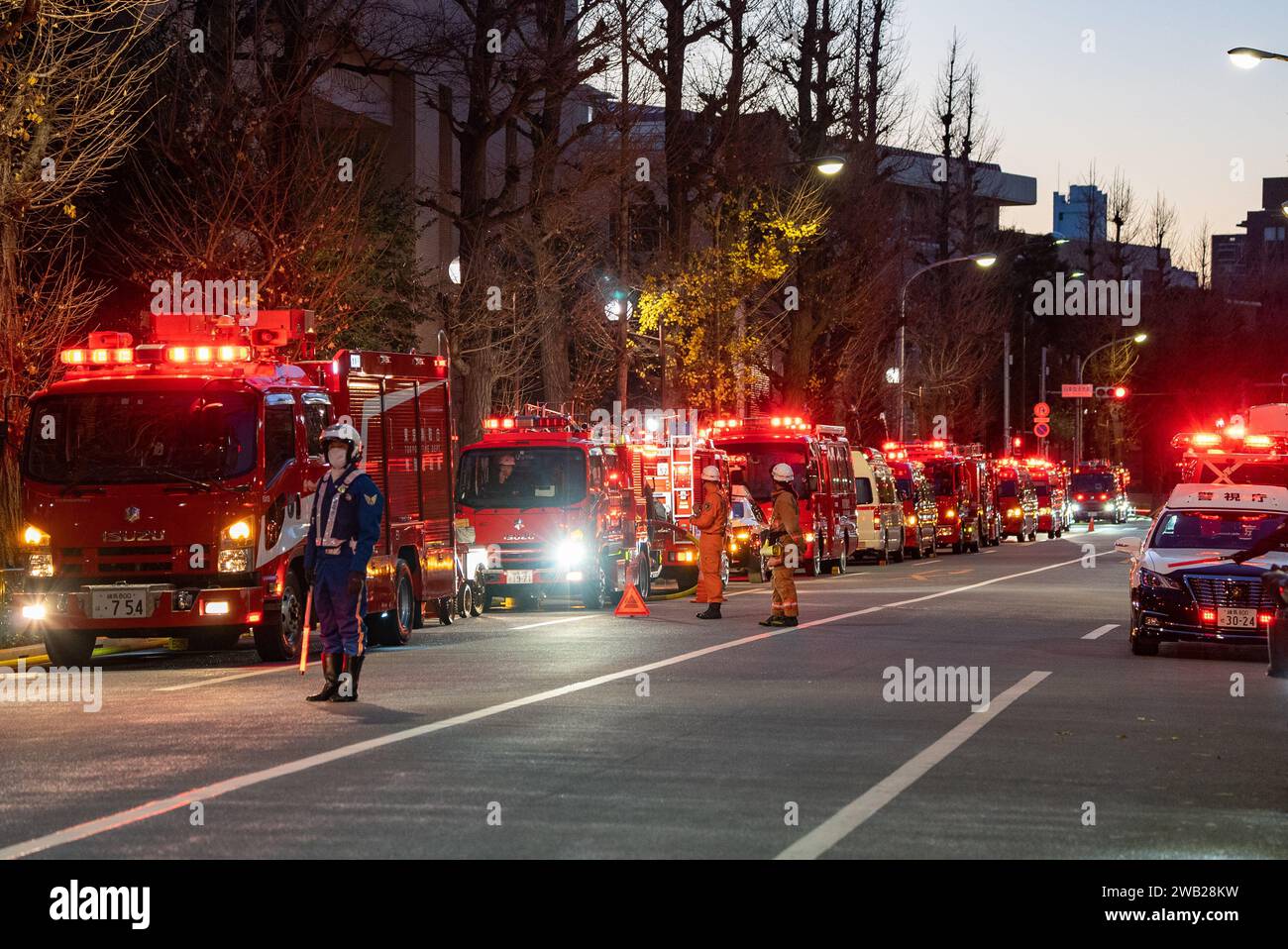 (240108) -- TOKYO, Jan. 8, 2024 (Xinhua) -- Firefighters and policemen ...