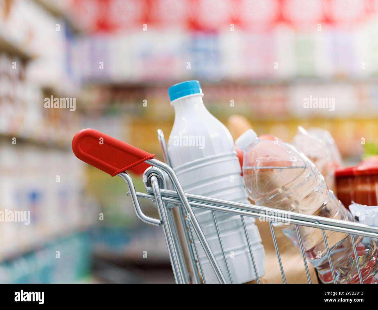 Grocery store interior hi-res stock photography and images - Alamy