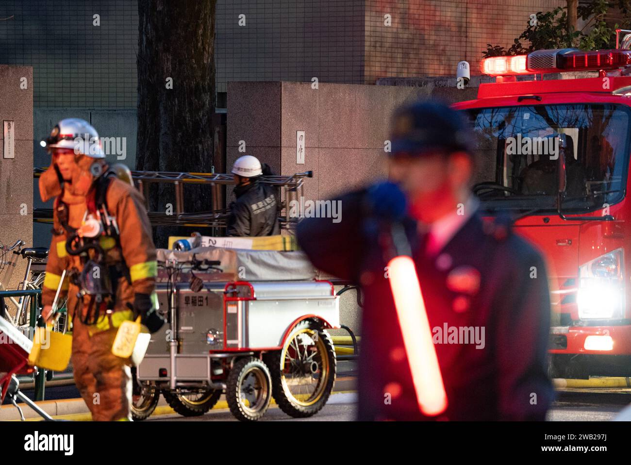 (240108) -- TOKYO, Jan. 8, 2024 (Xinhua) -- Firefighters and a ...