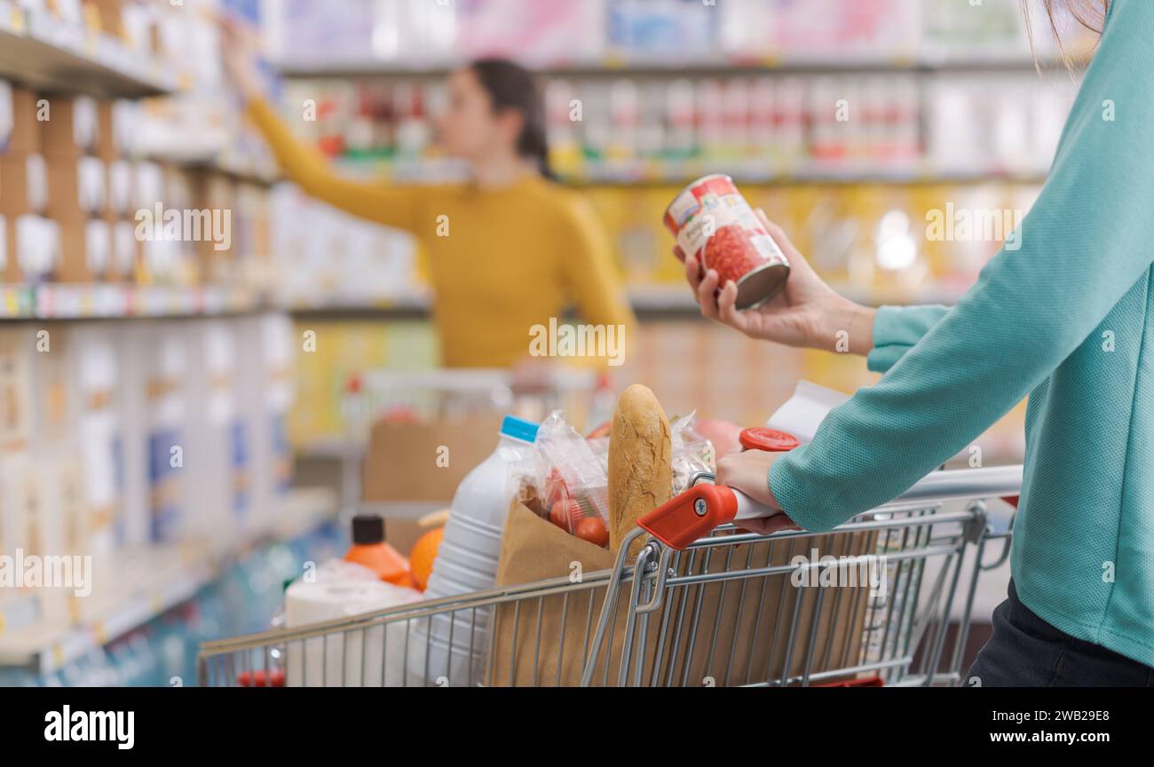 Woman reading in grocery store hi-res stock photography and images - Alamy