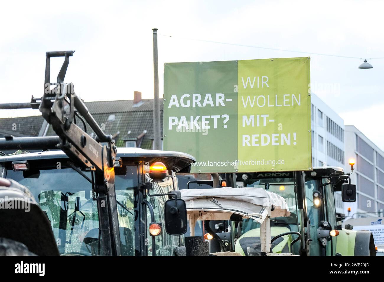 Wiesbaden Bundesweiter Aktionstag der Landwirte, Mit einem Konvoi aus mehreren hundert Traktoren ...