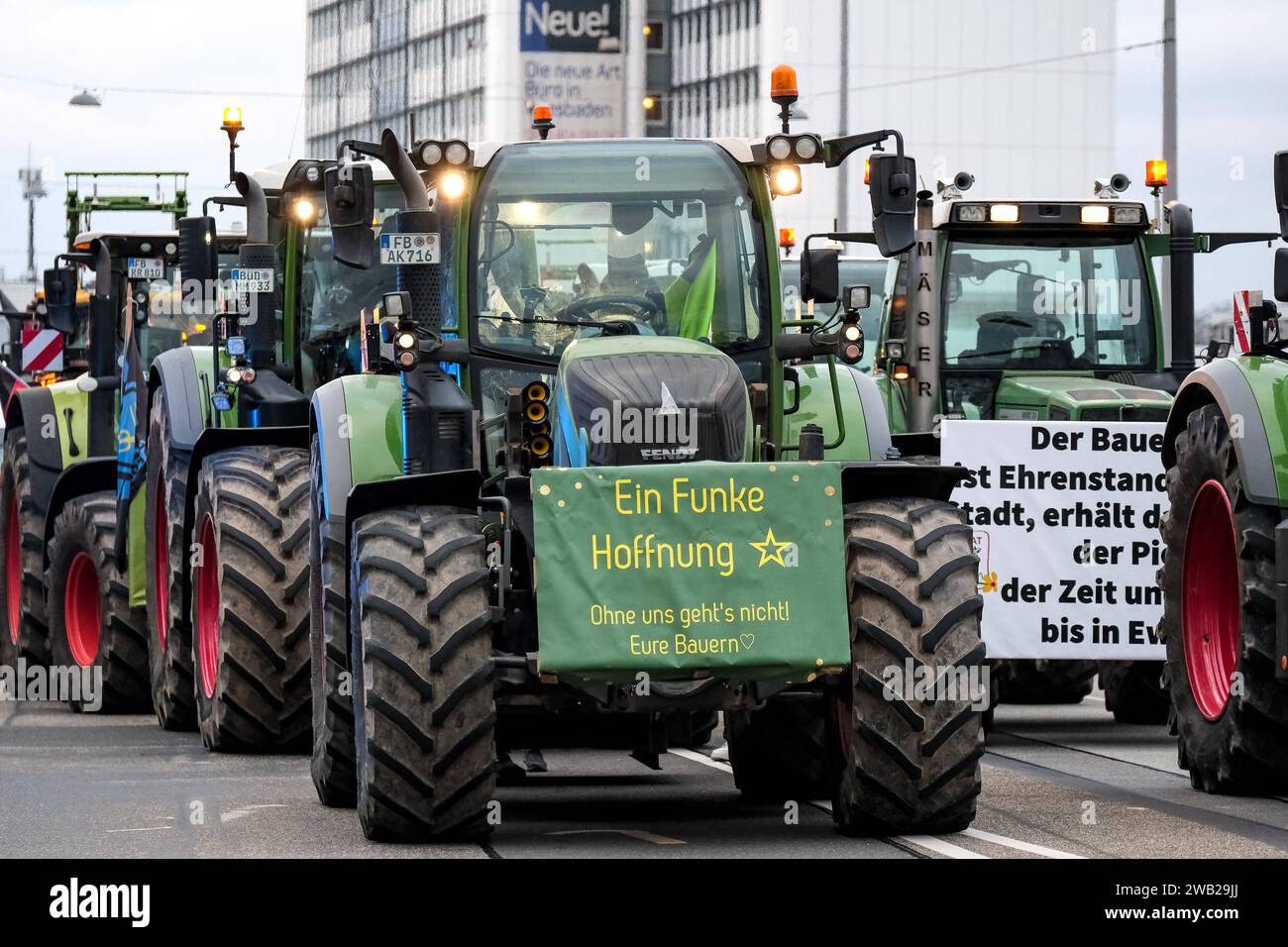 Wiesbaden Bundesweiter Aktionstag der Landwirte, Mit einem Konvoi aus mehreren hundert Traktoren ...