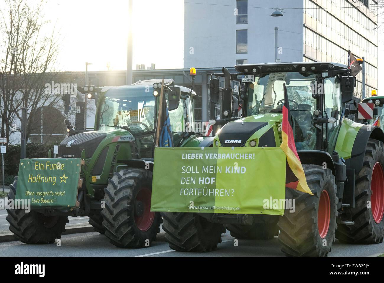 Wiesbaden Bundesweiter Aktionstag der Landwirte, Mit einem Konvoi aus mehreren hundert Traktoren ...