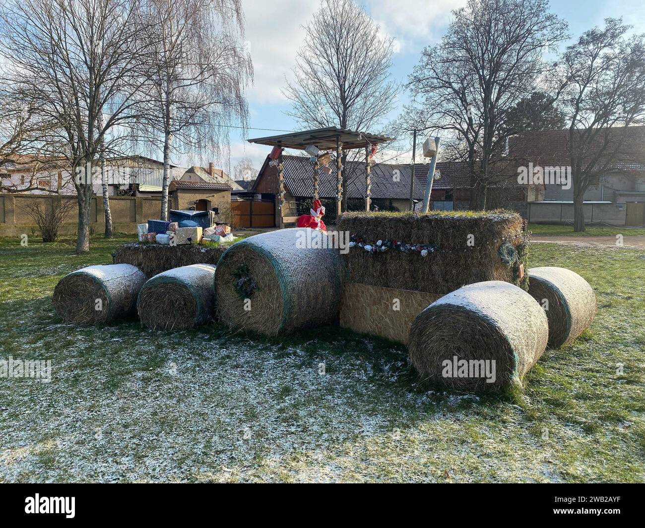 Stock- und Symbolbilder I 08.01.2024 Strohtraktor in Rattmannsdorf ...