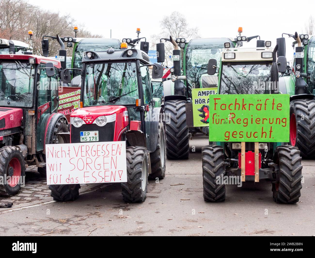 Farmer protests in Ludwigshafen/Germany: Agricultural producers protest ...