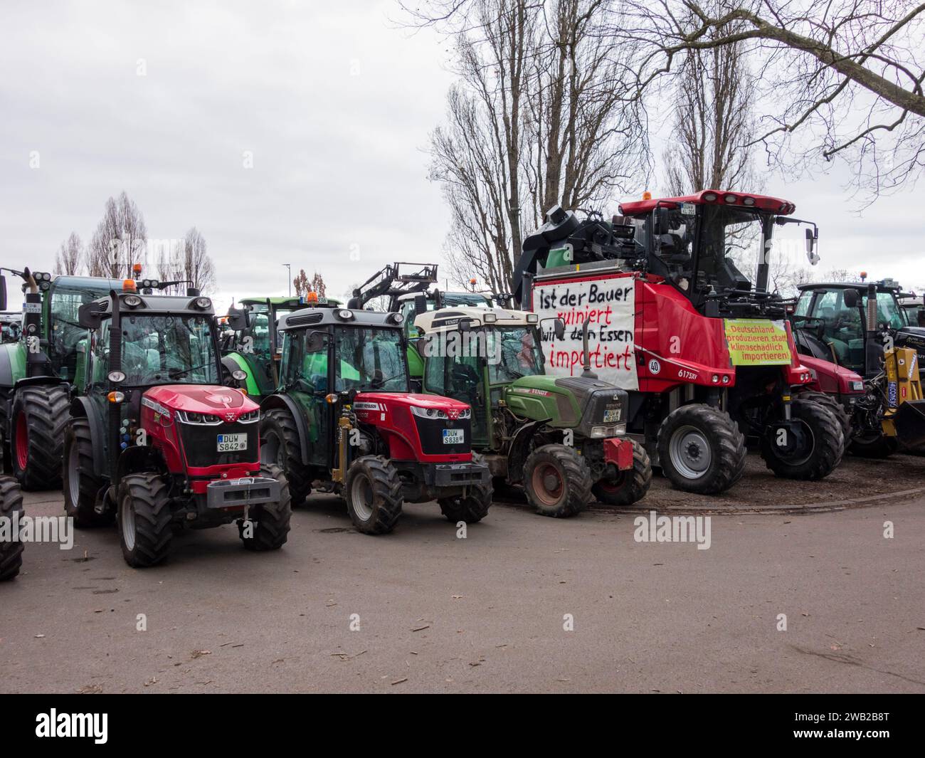 Farmer protests in Ludwigshafen/Germany: Agricultural producers protest ...