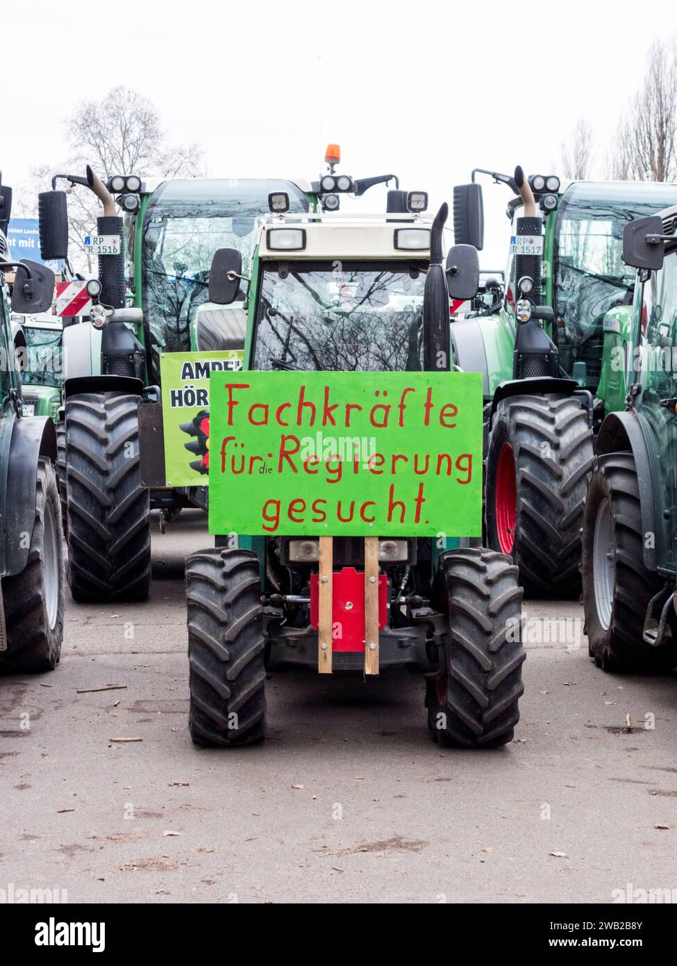 Farmer protests in Ludwigshafen/Germany: Agricultural producers protest ...