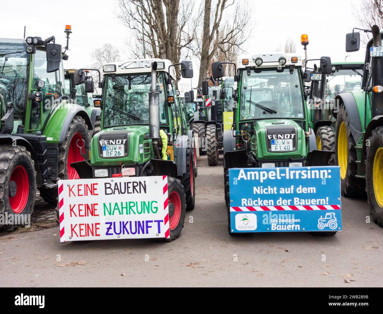 Farmer protests in Ludwigshafen/Germany: Agricultural producers protest ...