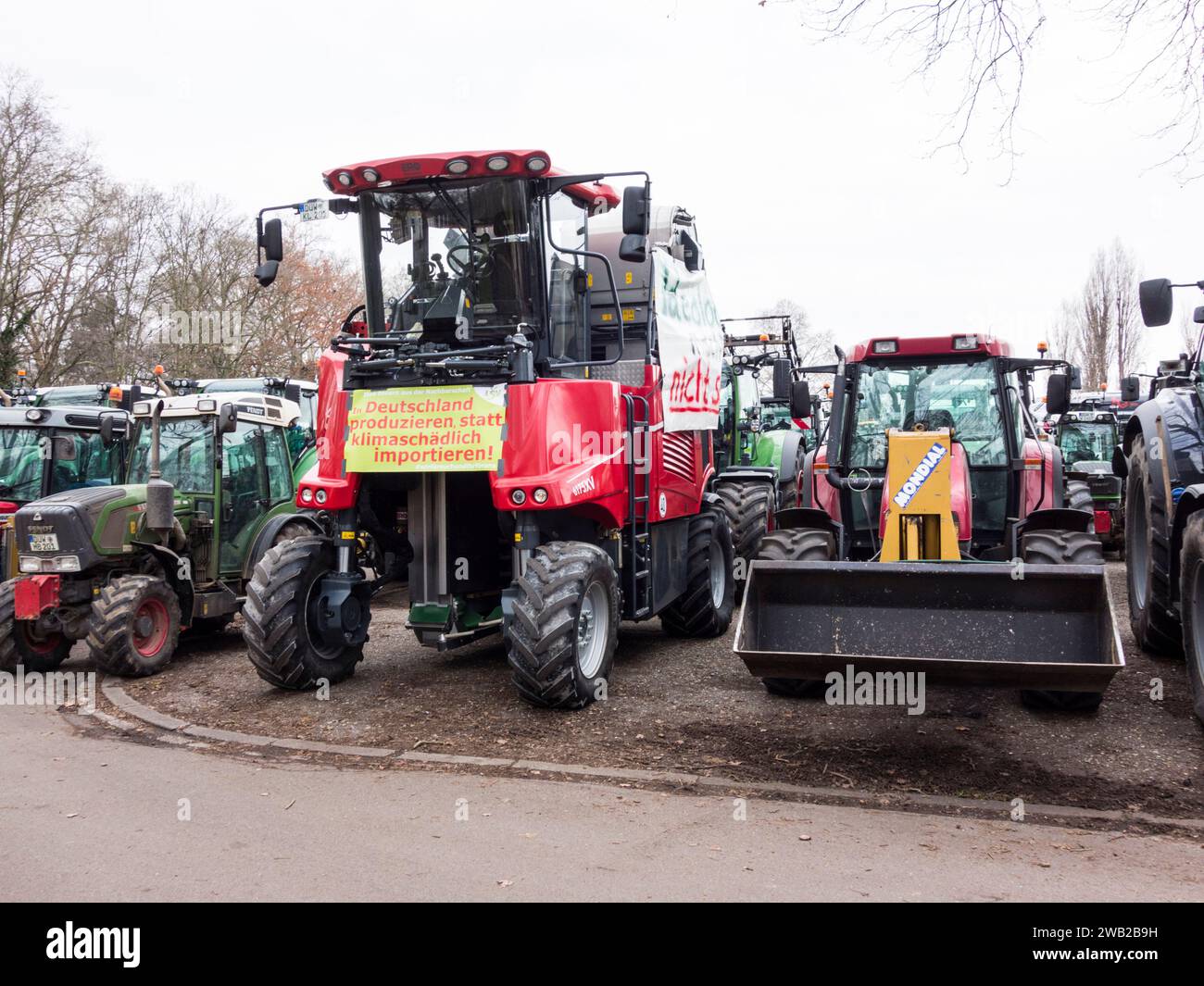 Farmer protests in Ludwigshafen/Germany: Agricultural producers protest ...