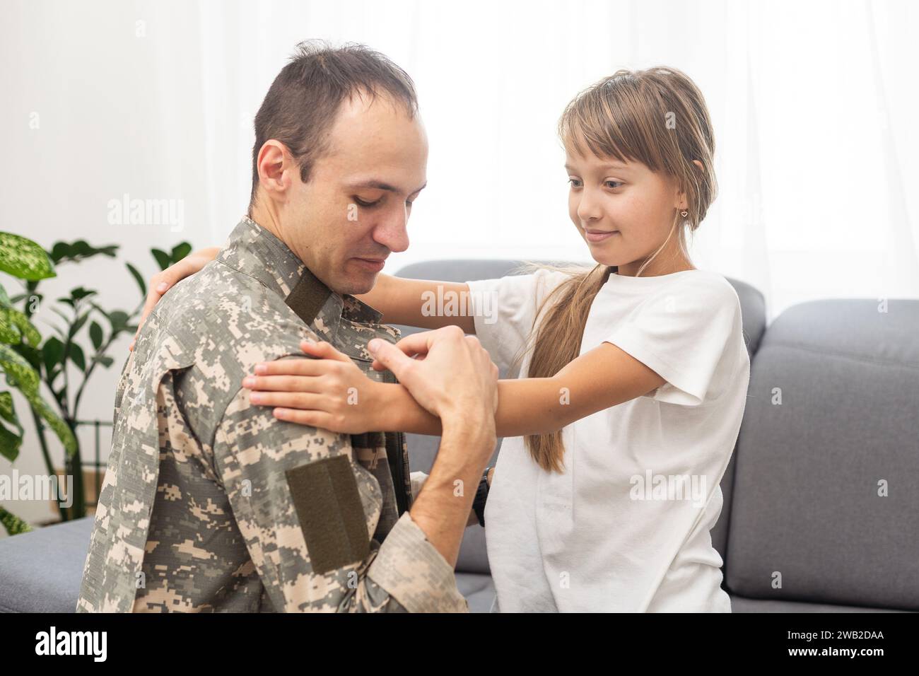 Military dad hugging his daughter Stock Photo - Alamy