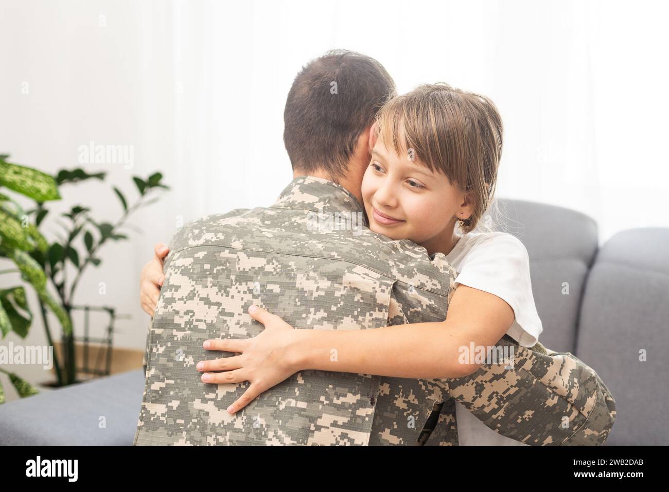 Military dad hugging his daughter Stock Photo - Alamy
