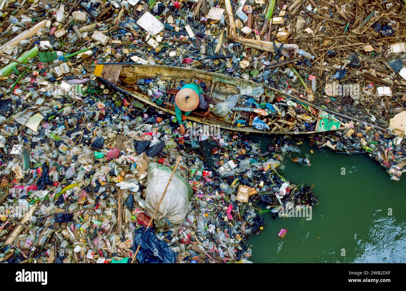 Indonesia,Jakarta, Tanah Abang. Man selects garbage in a canal Stock ...