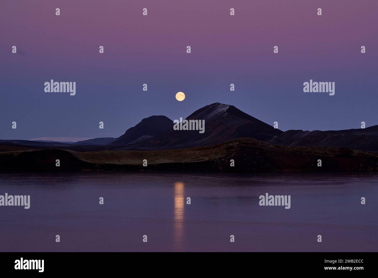 Lakeside night view hi-res stock photography and images - Alamy