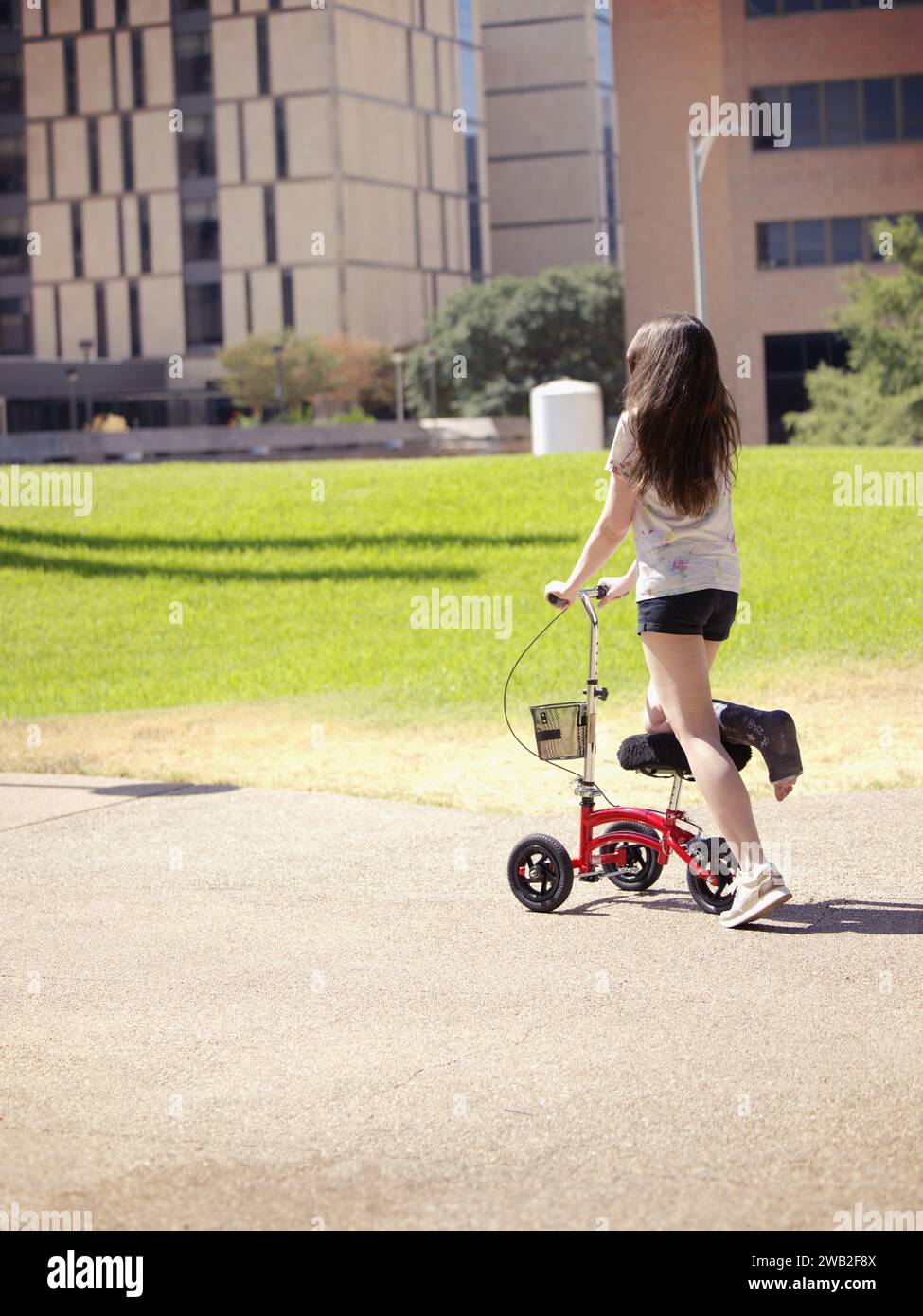 Girl with leg cast hi-res stock photography and images - Alamy