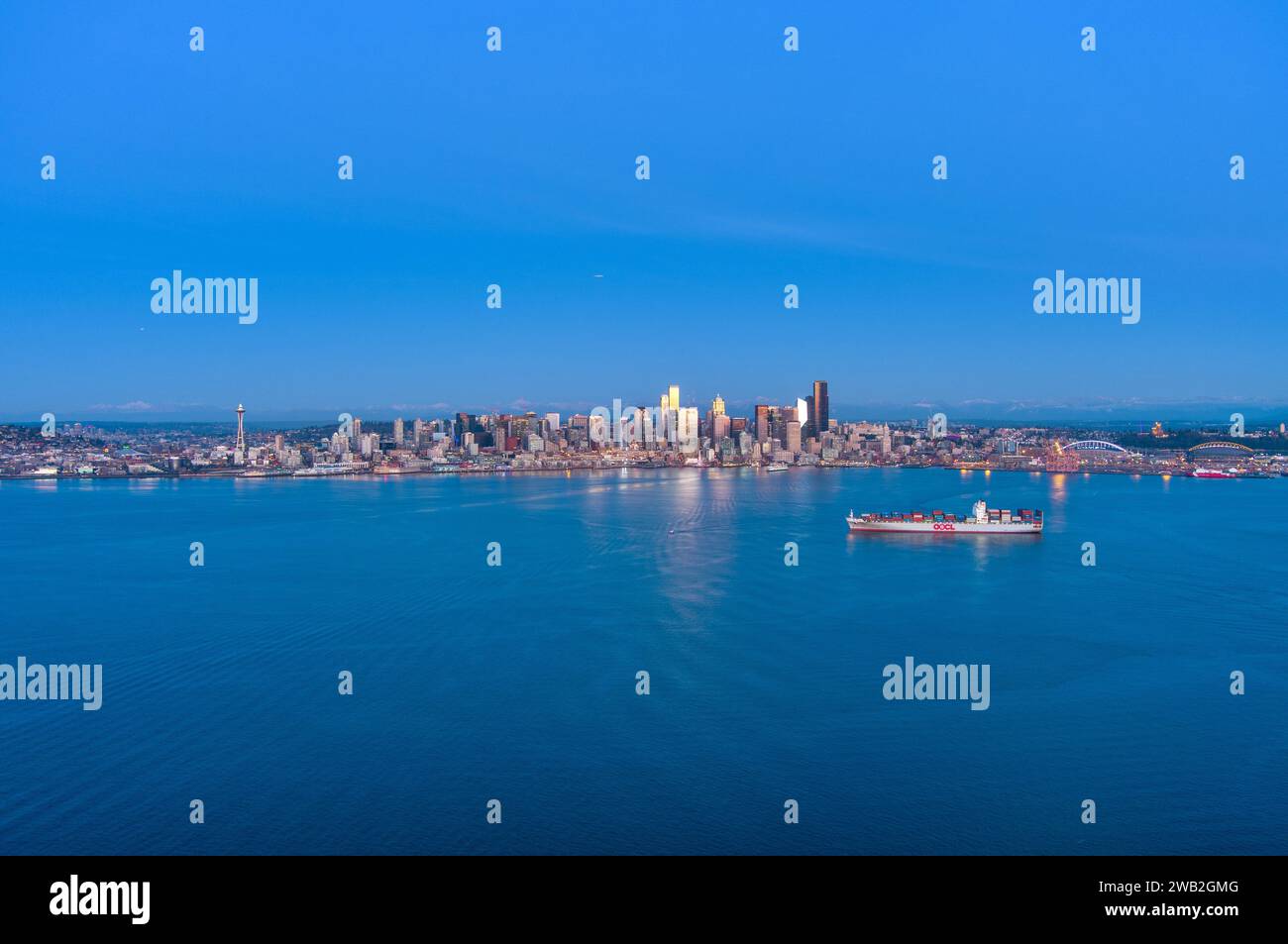 Seattle skyline mountains hi-res stock photography and images - Alamy