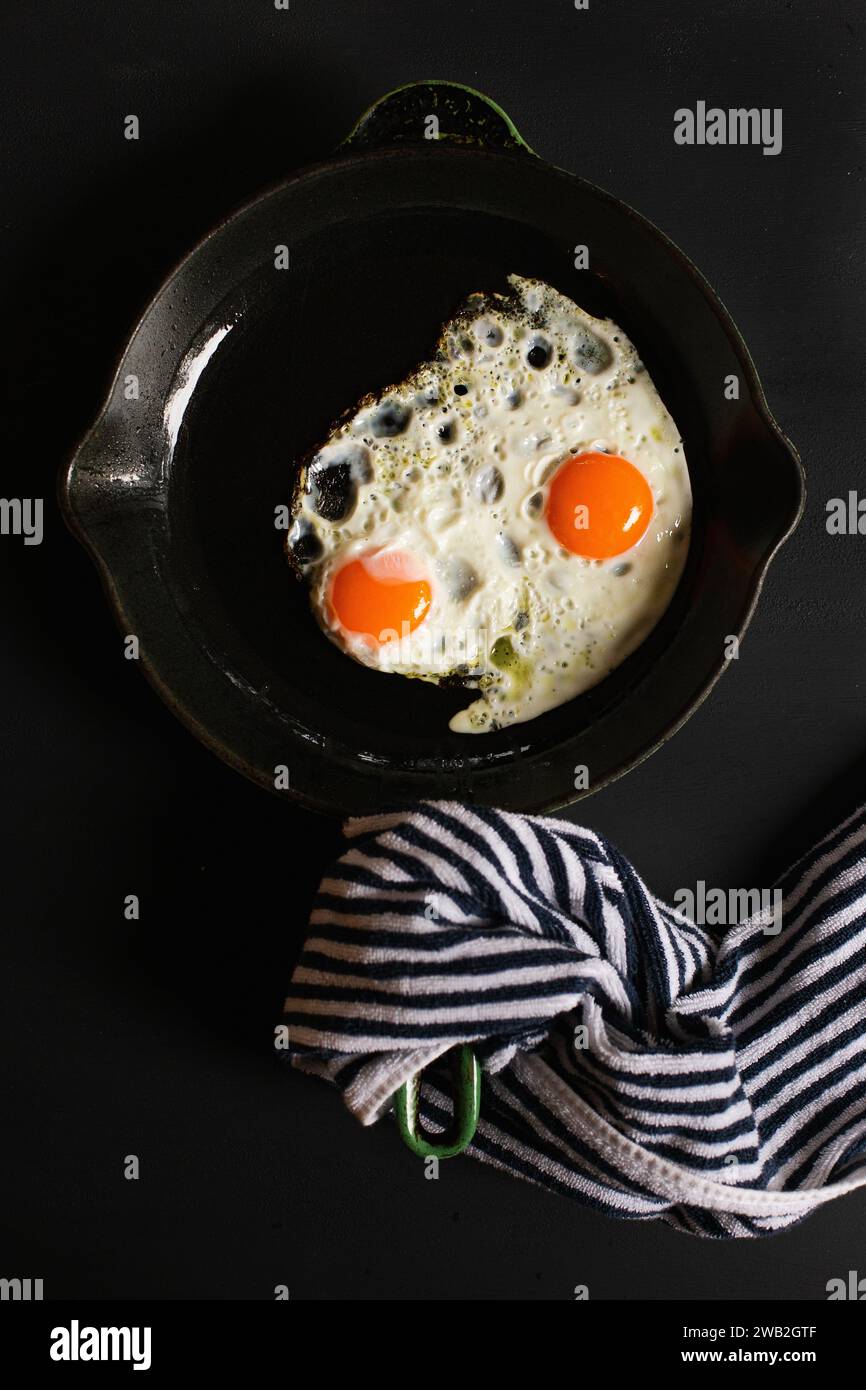 Two fried eggs hi-res stock photography and images - Alamy