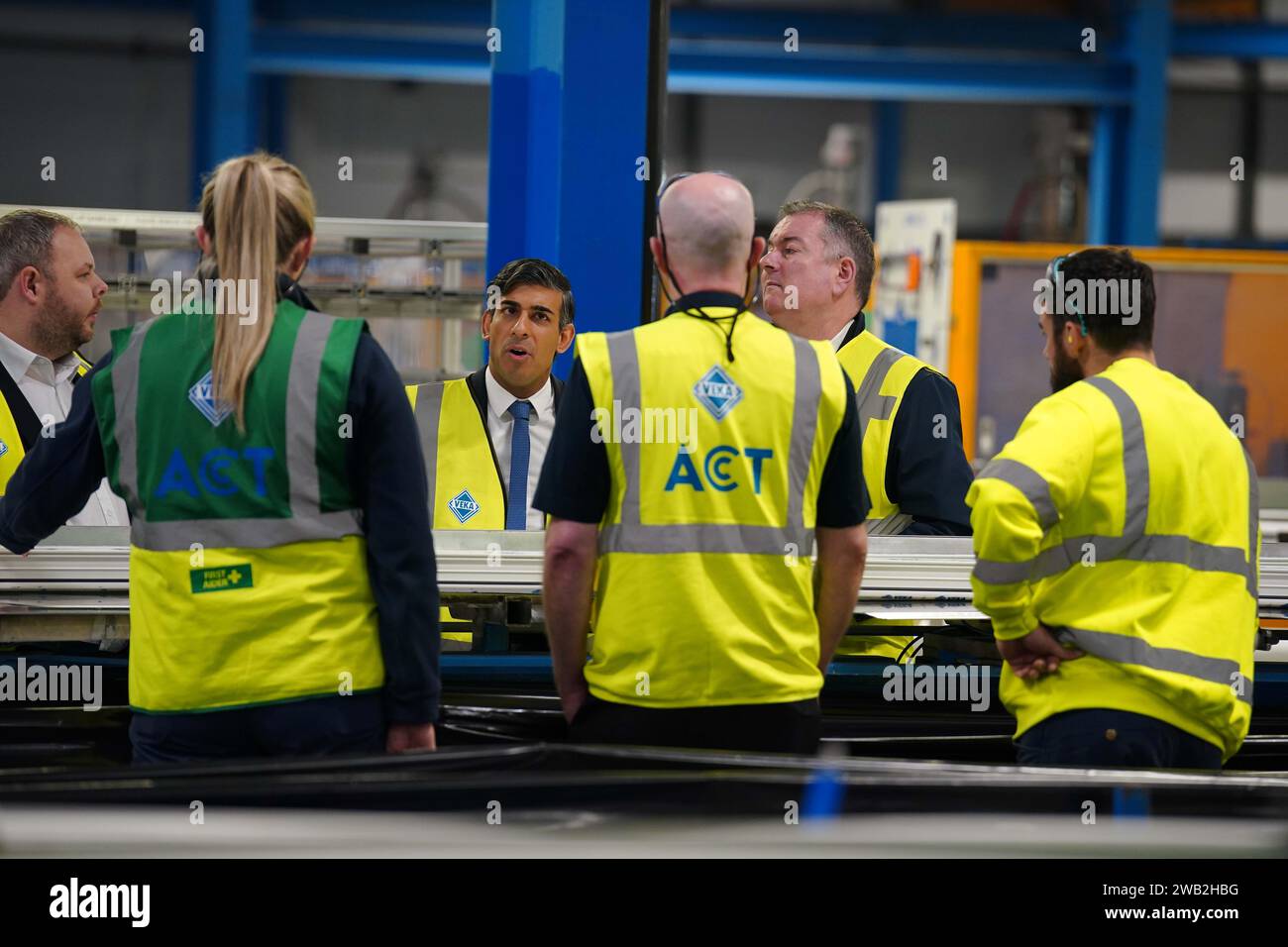 Prime Minister Rishi Sunak (3rd left) with Neil Evans Managing Director ...