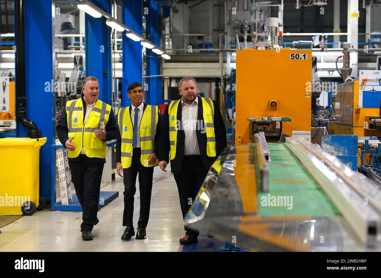 Prime Minister Rishi Sunak (centre) with Neil Evans Managing Director ...