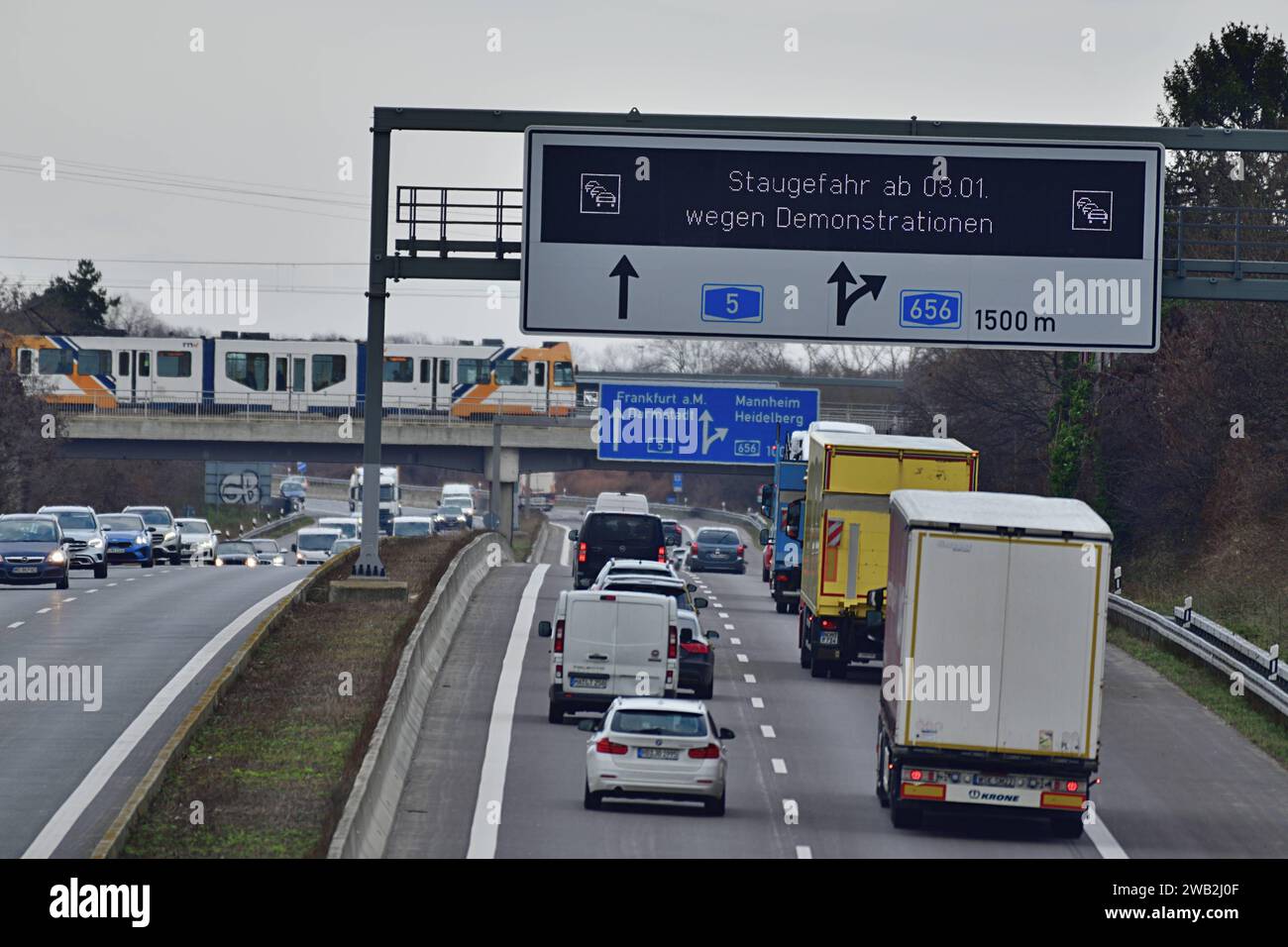 8.1.2024 Warnung vor Stau Auf Schilderbrücken auf den Autobahnen werden ...