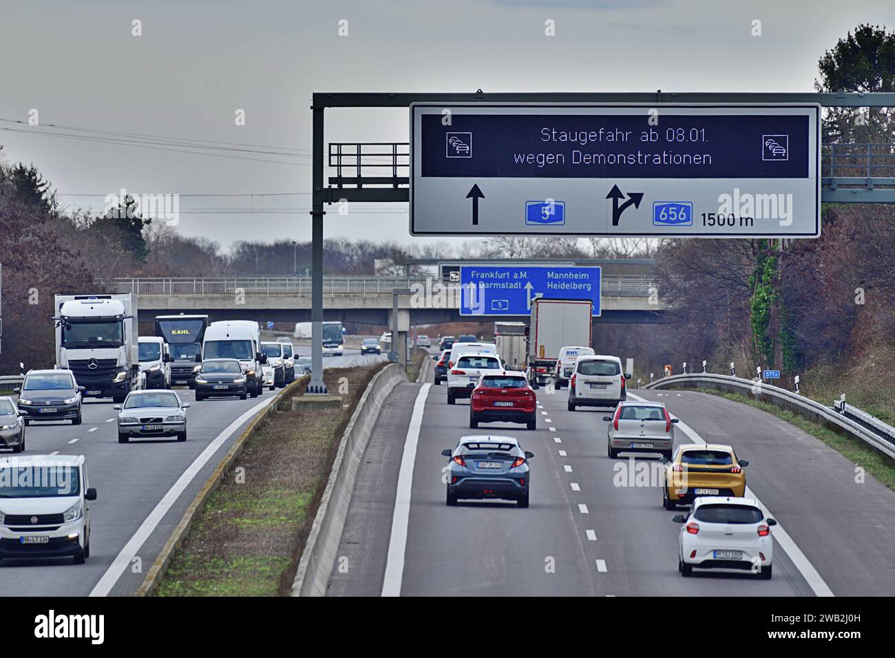 8.1.2024 Warnung vor Stau Auf Schilderbrücken auf den Autobahnen werden ...