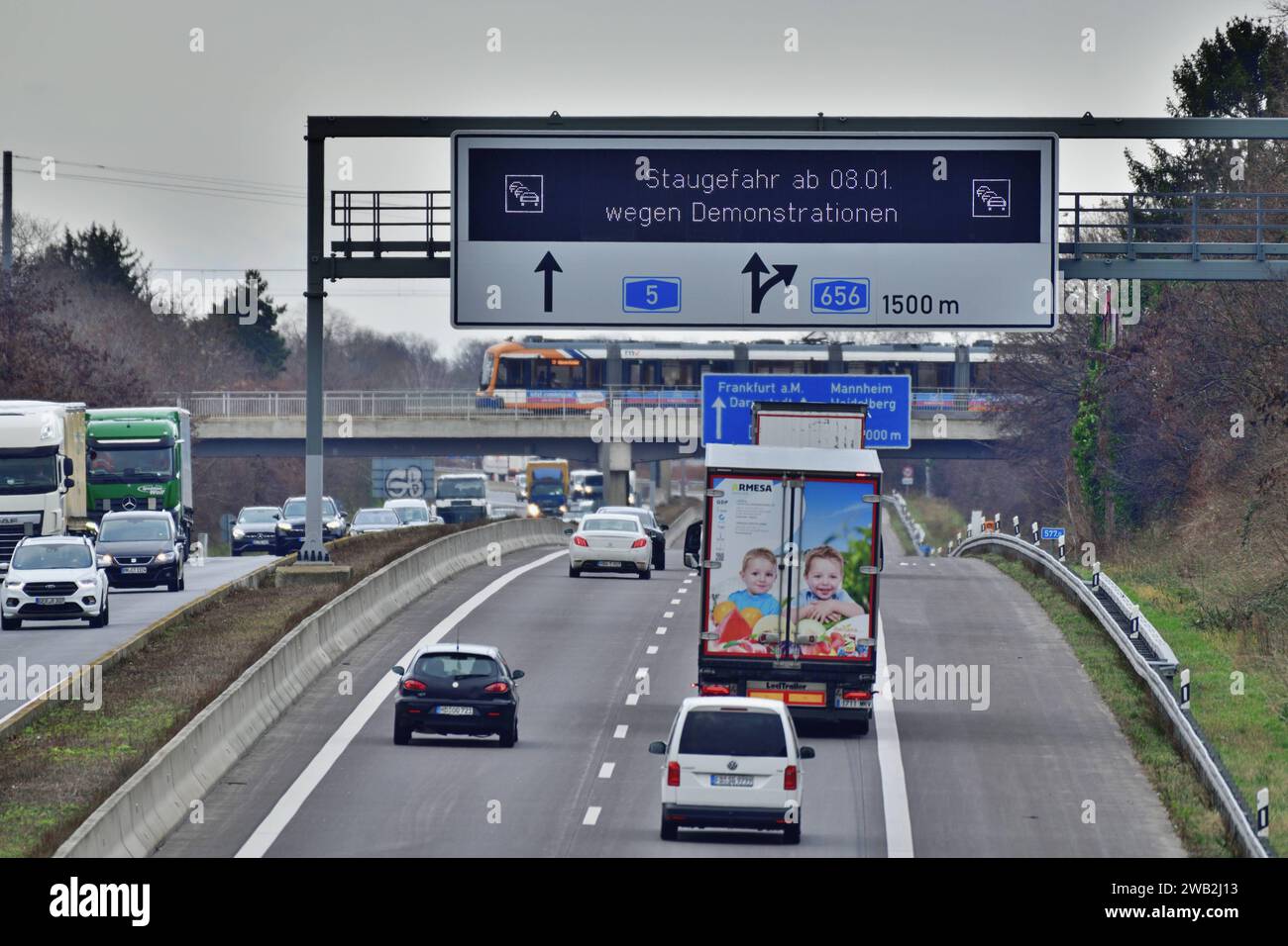 8.1.2024 Warnung vor Stau Auf Schilderbrücken auf den Autobahnen werden Verkehrsteilnehmer vor ...