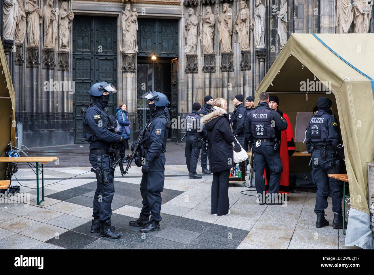 due to a terror warning, visitors to Cologne Cathedral are strip ...