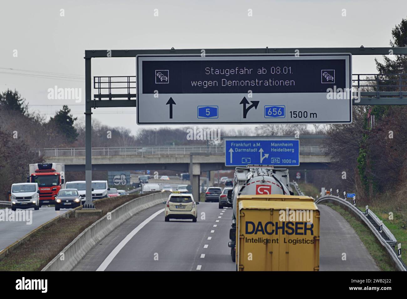 8.1.2024 Warnung vor Stau Auf Schilderbrücken auf den Autobahnen werden Verkehrsteilnehmer vor ...