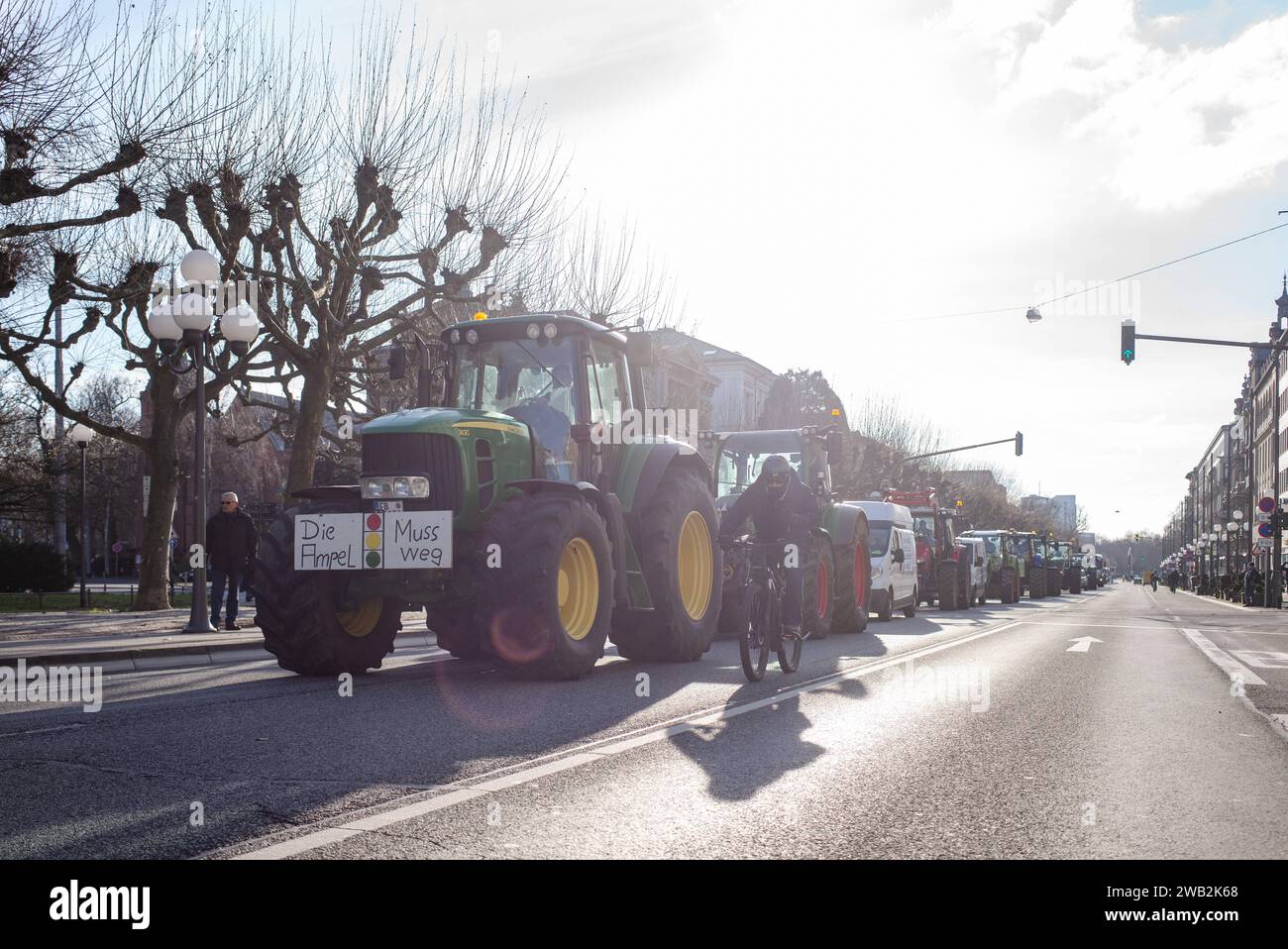 Landwirte protestieren in Form einer Traktordemo in Wiesbaden ...