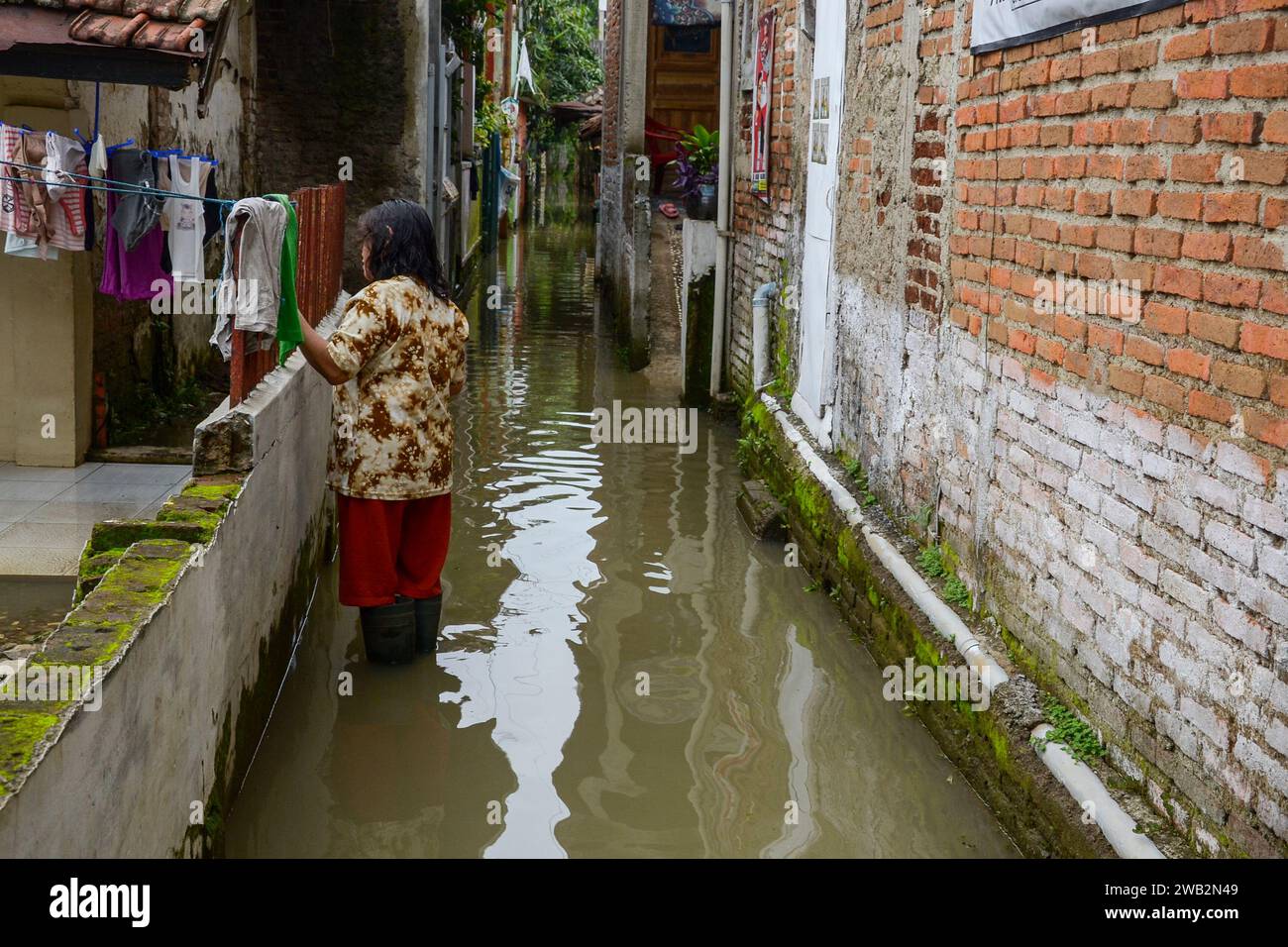 Bandung Regency, West Java, Indonesia. 8th Jan, 2024. Residents dry ...