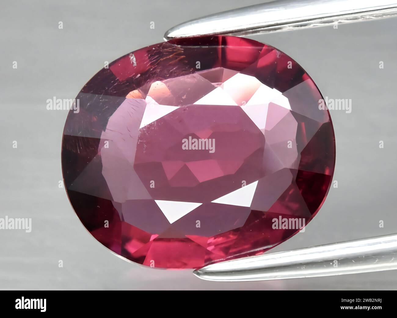 Pear cut red rhodolite hi-res stock photography and images - Alamy