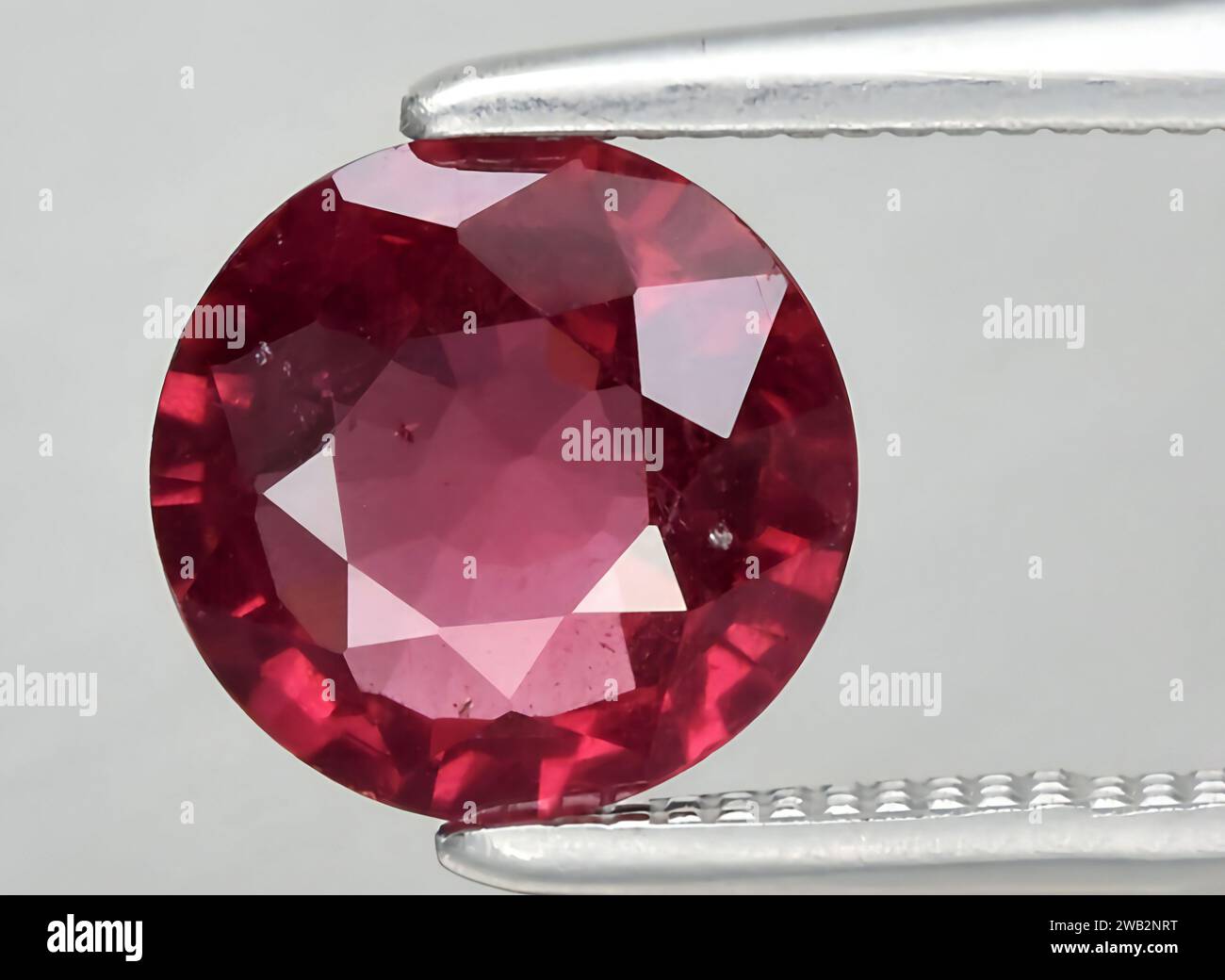 Pear cut red rhodolite hi-res stock photography and images - Alamy