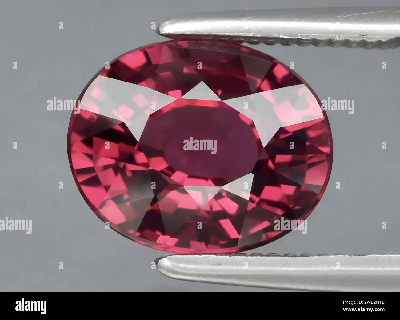 Pear cut red rhodolite hi-res stock photography and images - Alamy