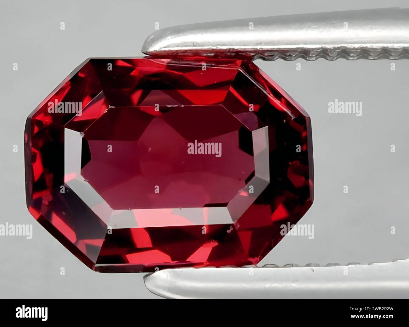 Pear cut red rhodolite hi-res stock photography and images - Alamy