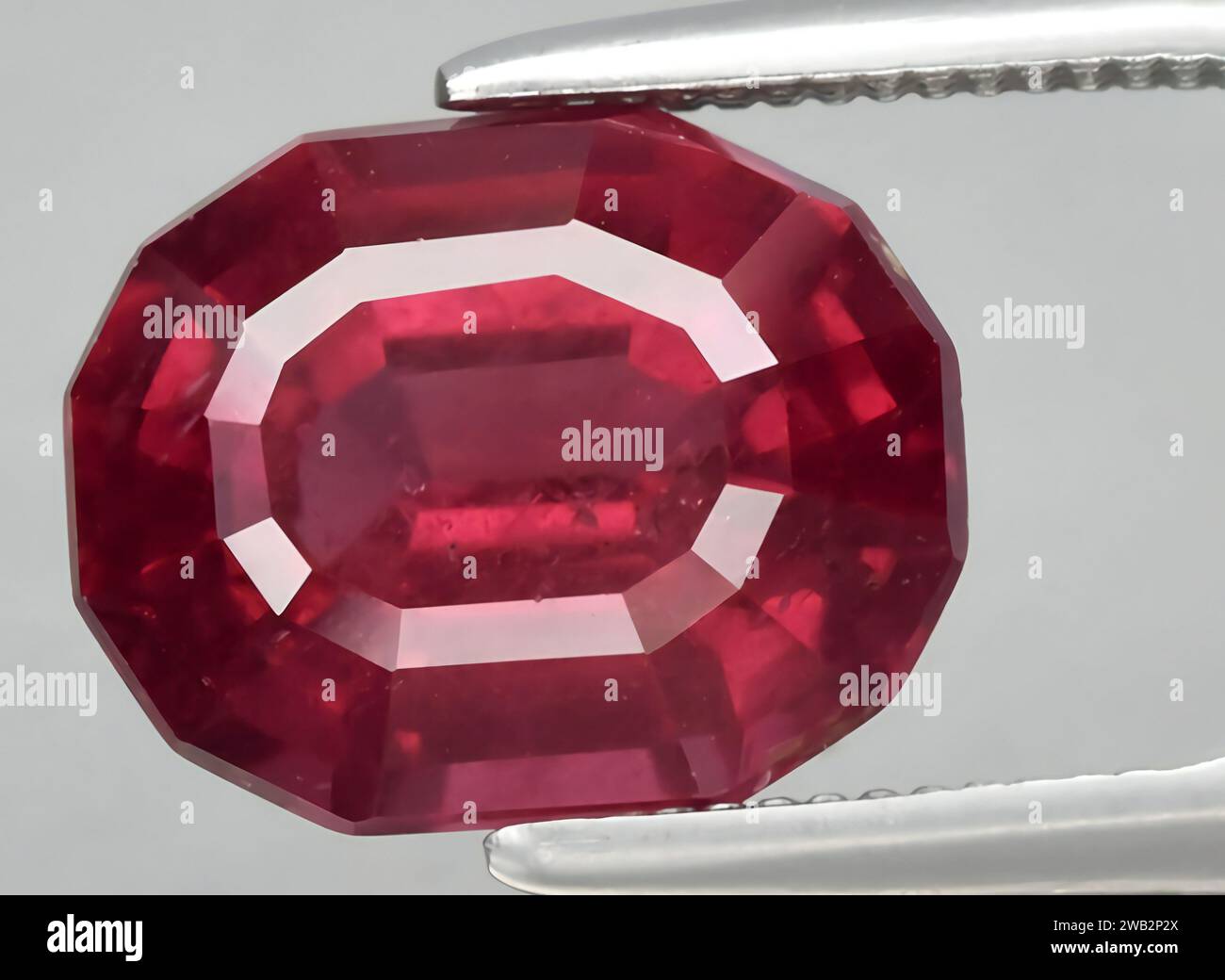Pear cut red rhodolite hi-res stock photography and images - Alamy