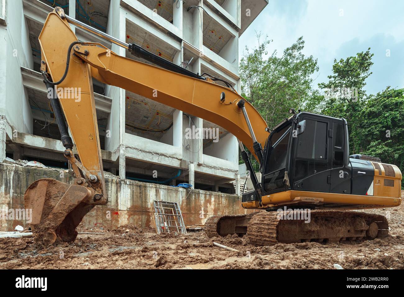 Working engineer construction site wide hi-res stock photography and ...