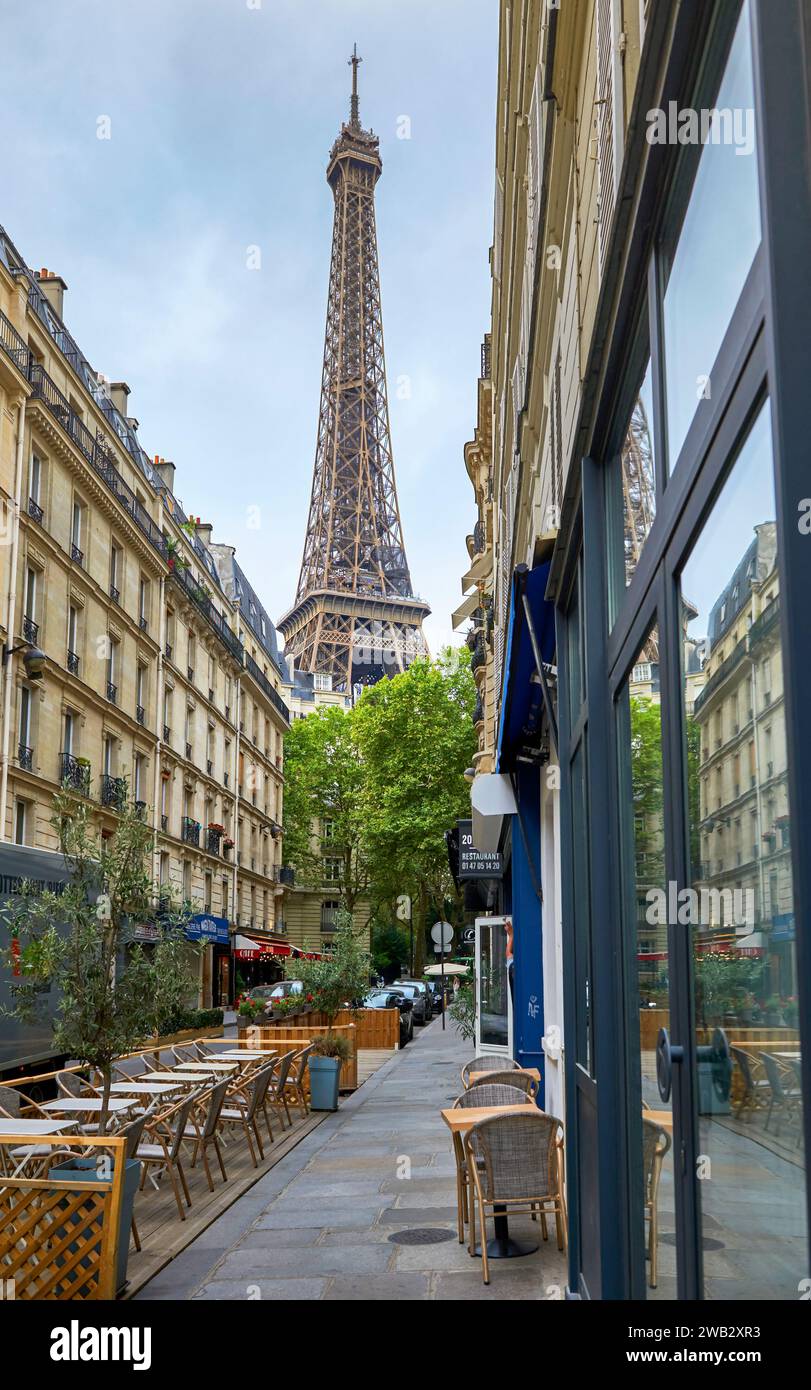 Street view on the Eiffel Tower, Paris Stock Photo - Alamy