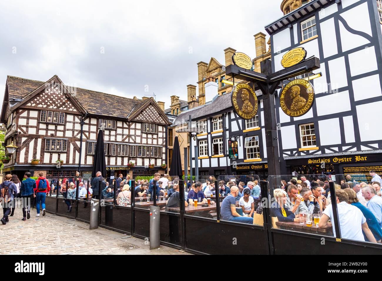 Old wellington inn built in 1552 hi-res stock photography and images ...