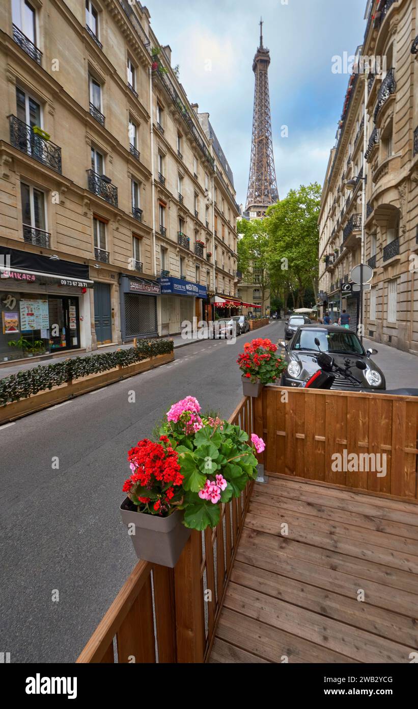 French café with eiffel tower hi-res stock photography and images - Alamy