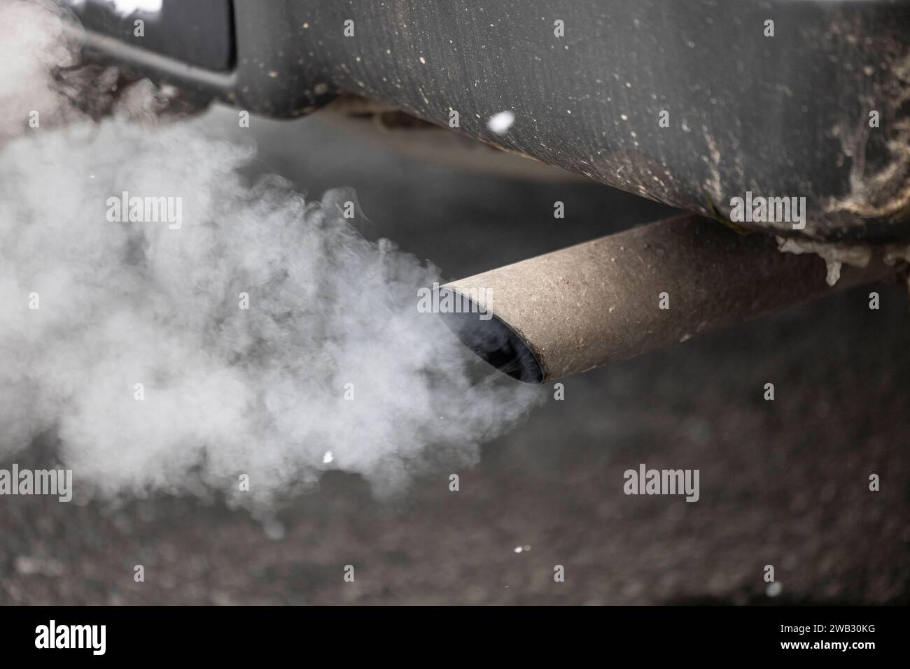 08012024 - Der Auspuff eines Autos gibt Gase ab. *** 08012024 The ...