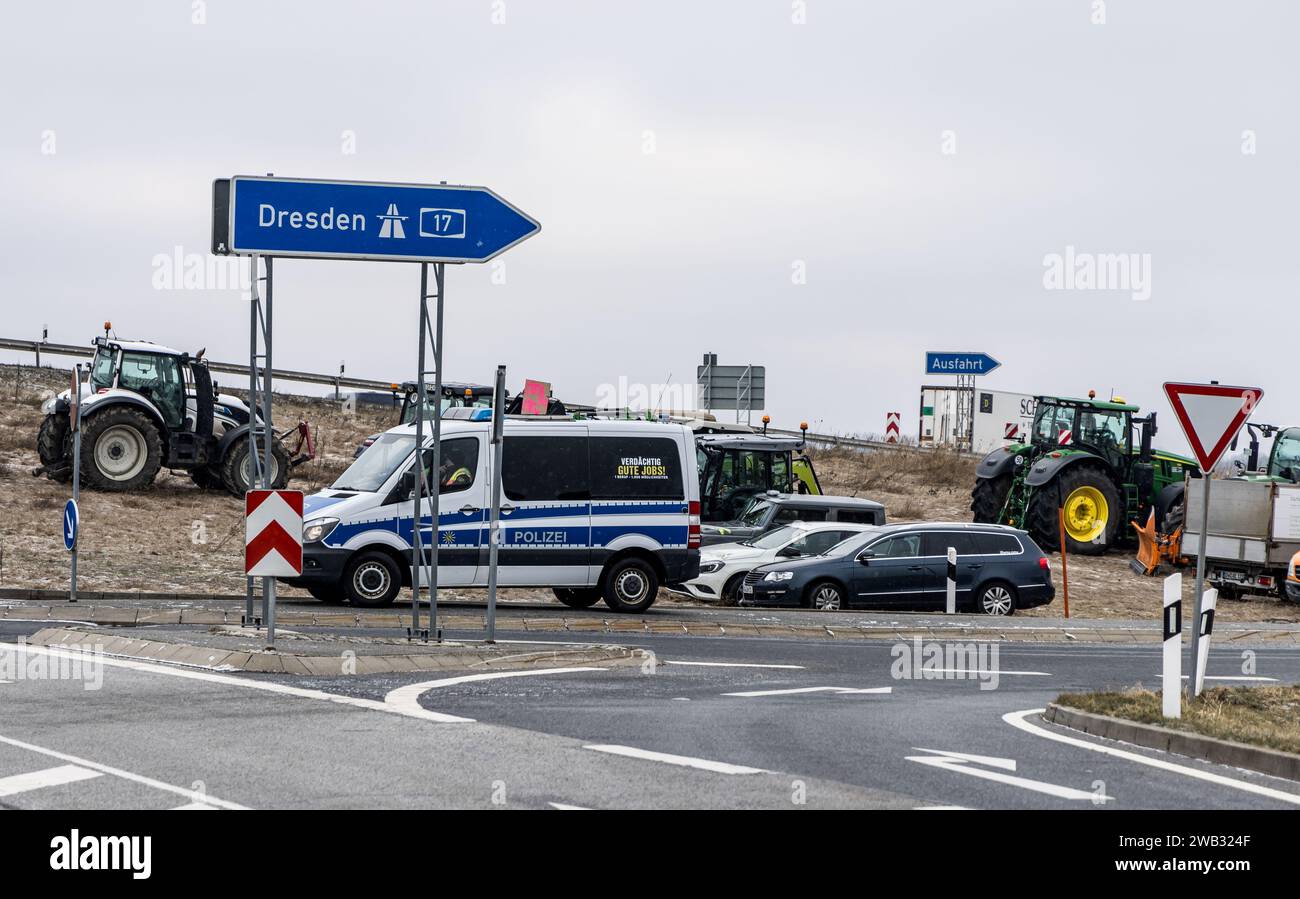 Bornersdorf, Germany. 08th Jan, 2024. German farmers block the entrance ...