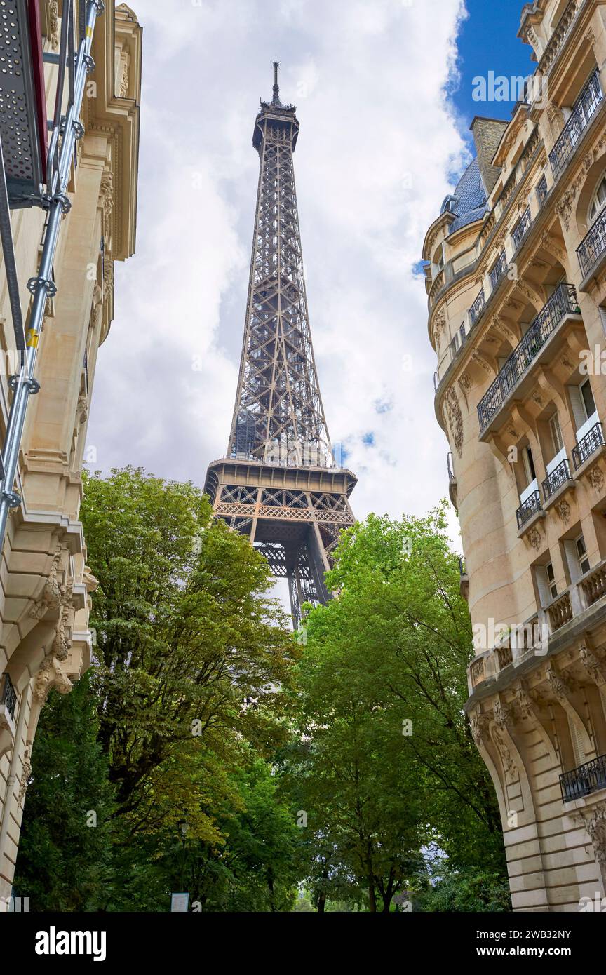 Street view on the Eiffel Tower, Paris Stock Photo - Alamy