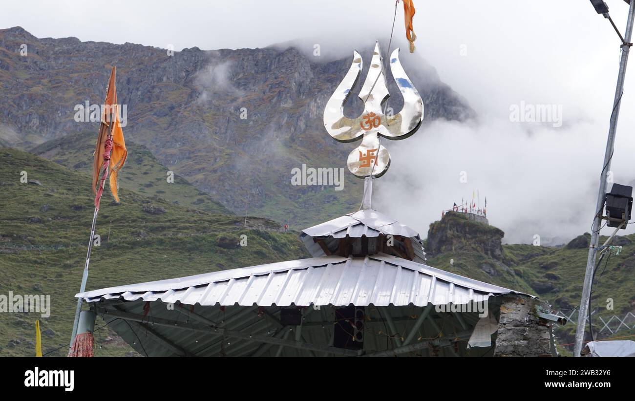 The spire of Kedarnath Temple surrounded by majestic mountains ...