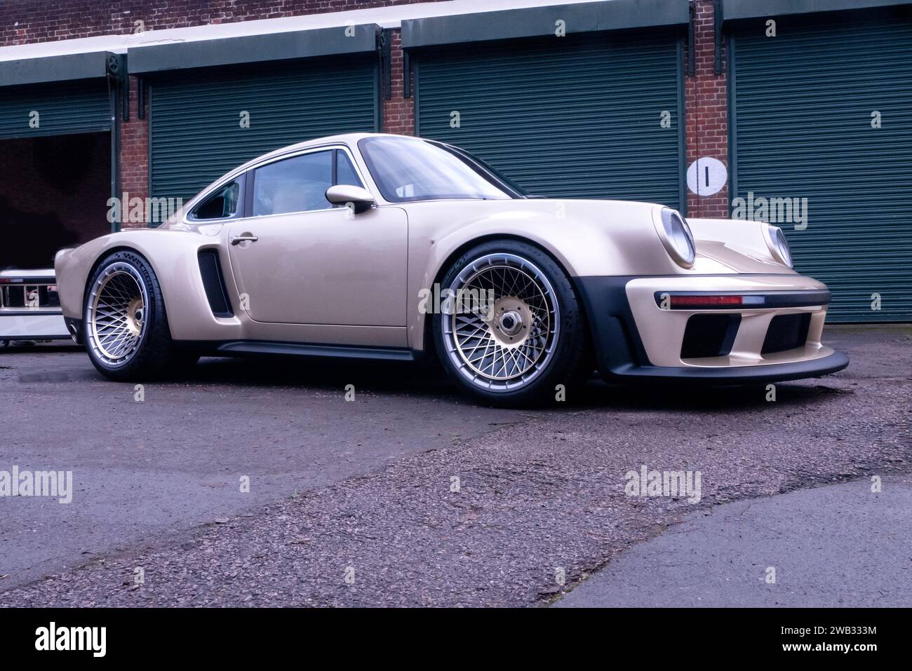 Singer porsche 911 hi-res stock photography and images - Alamy