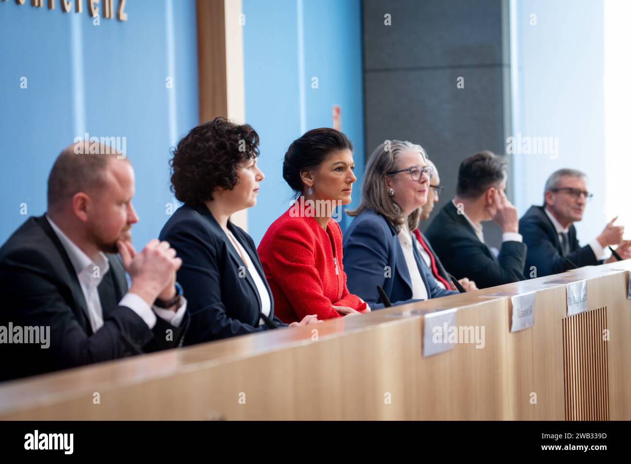 Bundespressekonferenz zur Gruendung der Partei Buendnis Sahra ...