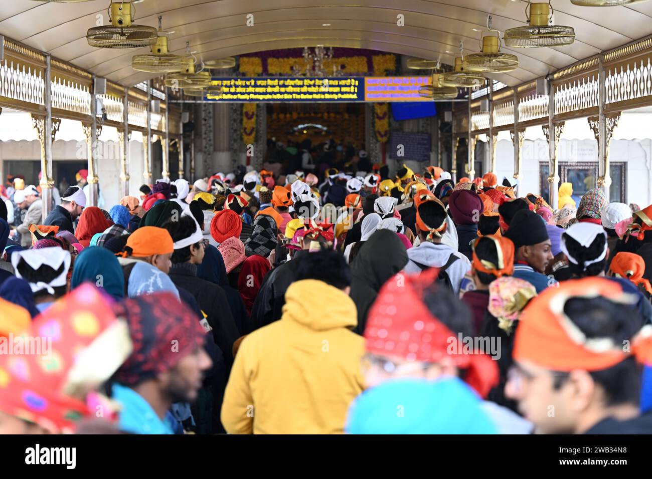 New Delhi, India. 01st Jan, 2024. NEW DELHI, INDIA - JANUARY 1: Devotees visit Bangla Sahib ...