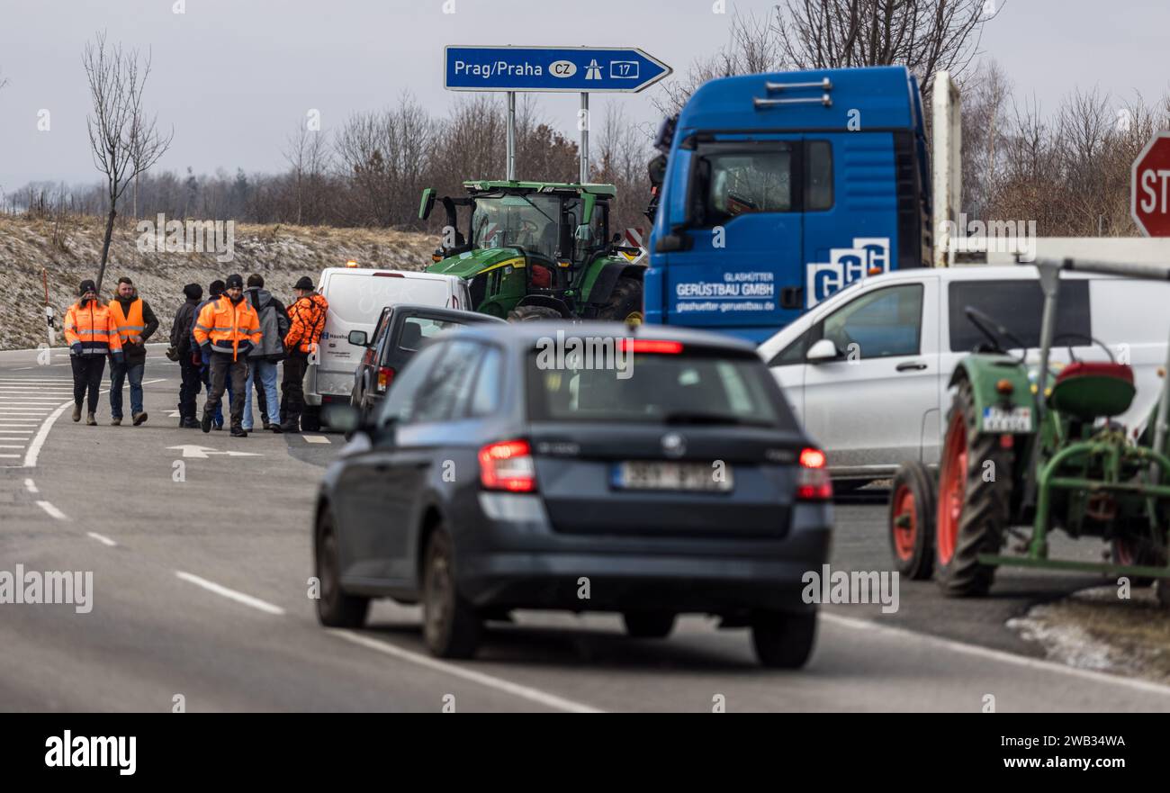 Bornersdorf, Germany. 08th Jan, 2024. German farmers block the entrance ...