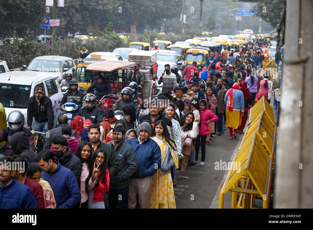 New Delhi, India. 01st Jan, 2024. NEW DELHI, INDIA - JANUARY 1: Devotees seen in long queues on ...