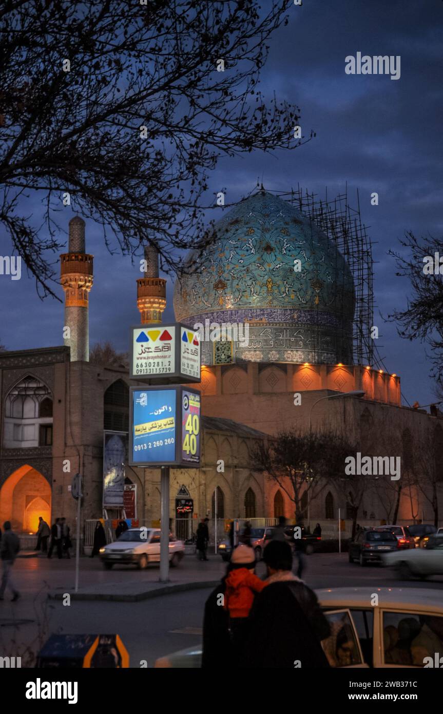 Night view of the dome and minarets of the Shah Mosque, Isfahan, Iran ...