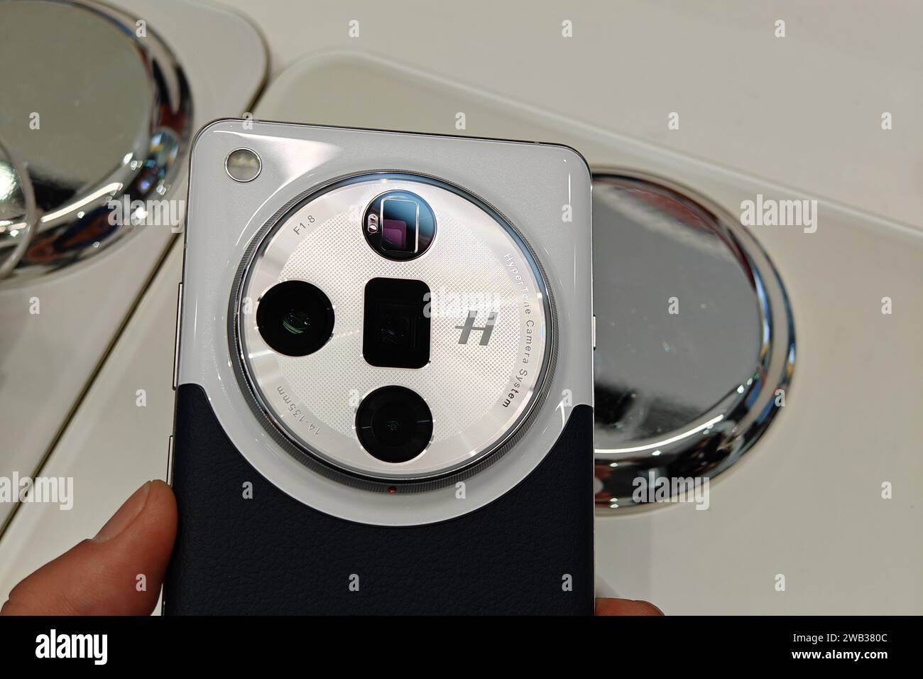 SHANGHAI, CHINA - JANUARY 8, 2024 - A customer experiences oppo's newly ...